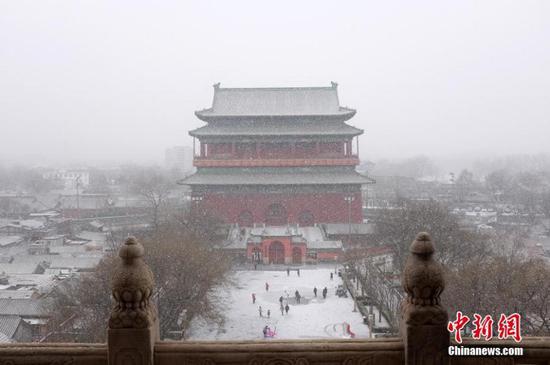 Beijing embraces post-holiday snow
