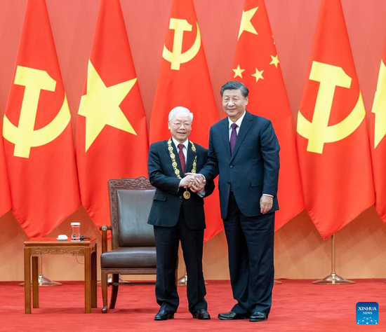 Xi awards friendship medal to Vietnam's communist party chief