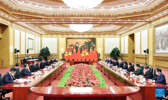 Xi holds talks with Vietnam's communist party chief