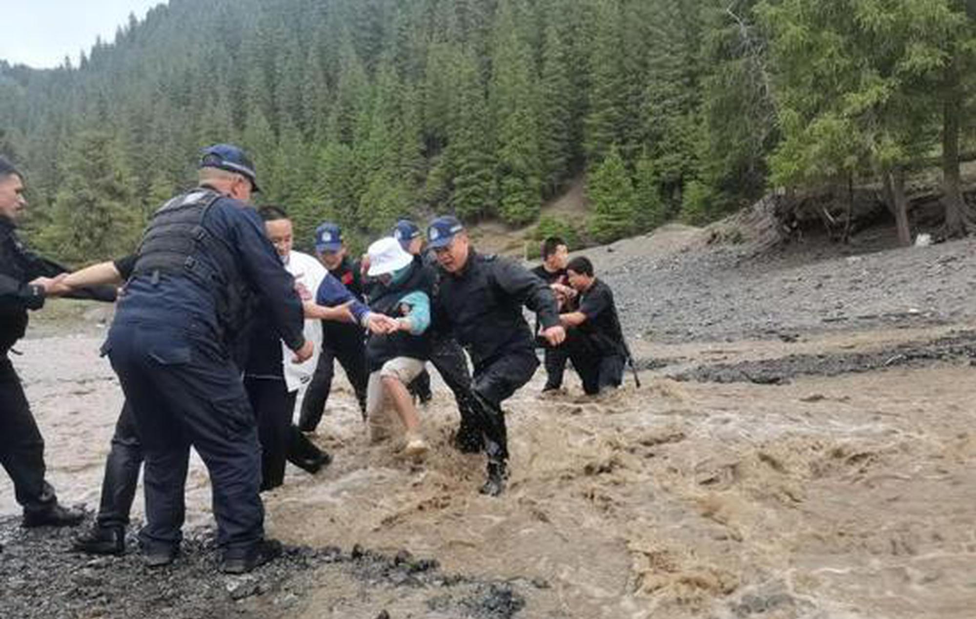 30 tourists rescued in sudden snowmelt flood in Urumqi