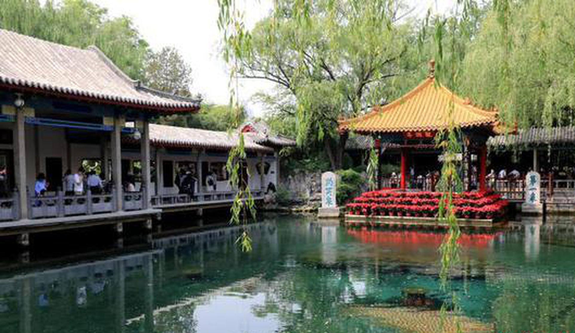 72 renowned springs spray water in E China's Jinan