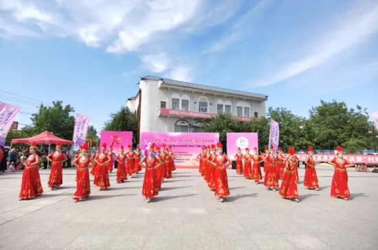 伊宁县举办“苏韵伊情 舞动伊犁”第三届广场舞大赛-中新网·新疆