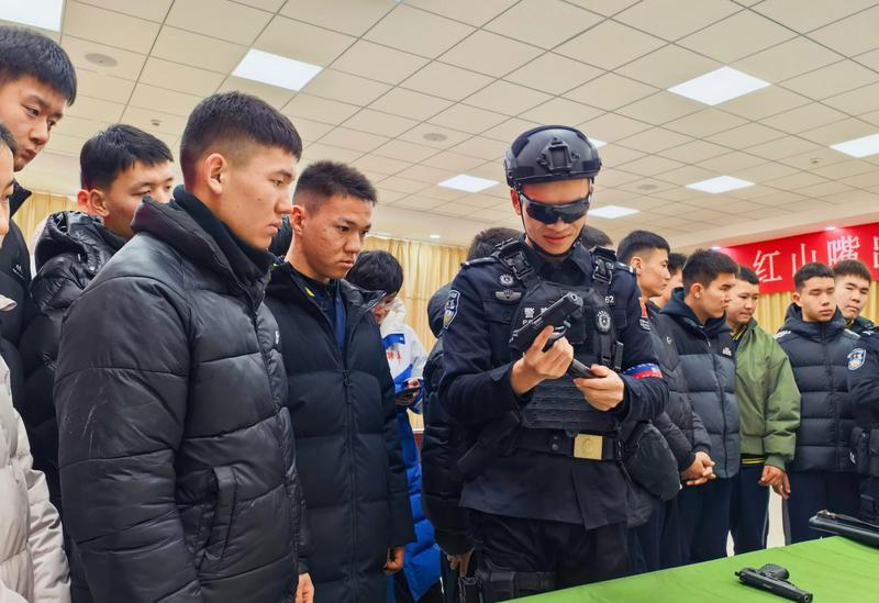 警营开放“零距离”解锁移民管理警察日常-中新网·新疆