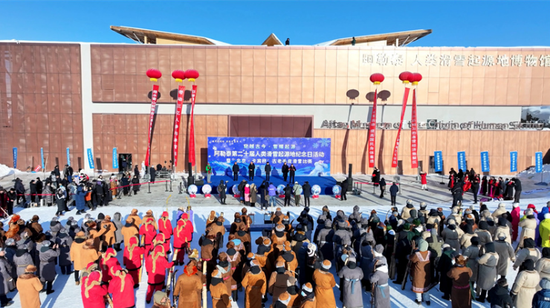 雪舞金山 薪火相传 阿勒泰第二十届“人类滑雪起源地”纪念日开幕式盛大启幕-中新网·新疆