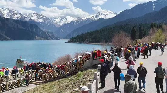“五一”假期天山天池旅游热-中新网·新疆